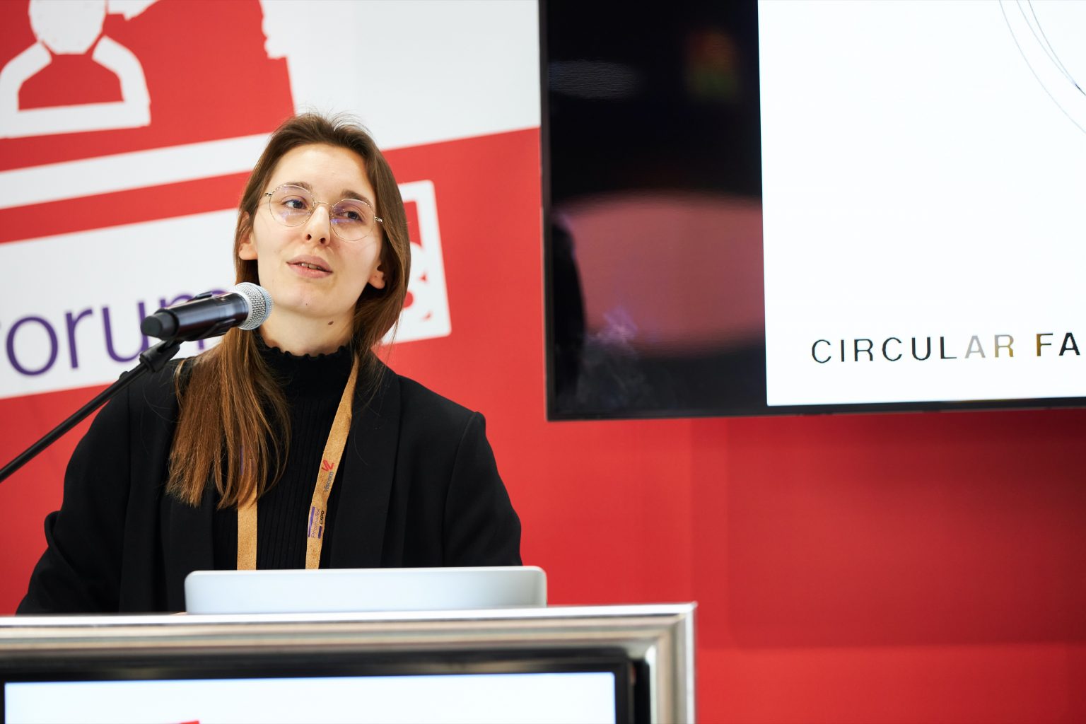 New departures in the world of fashion: the last analogue industry is ...